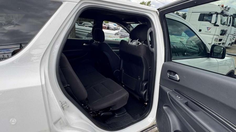 White Dodge Durango 2023 in Ukmerge, with an engine capacity of 5.65 L and mileage of 63 thousand km for 11899 €, photo 15 on AUTOMOTO.COM.LV