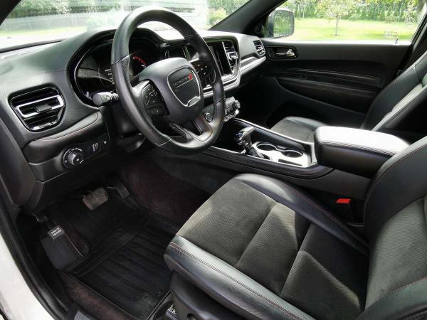 Dodge Durango 2024 Šauļi vietnē Balts Dodge Durango 2024 Šauļi, ar dzinēja tilpumu 5.70 L un nobraukumu 29 tūkst. km par 31499 €, foto 9 vietnē AUTOMOTO.COM.LV