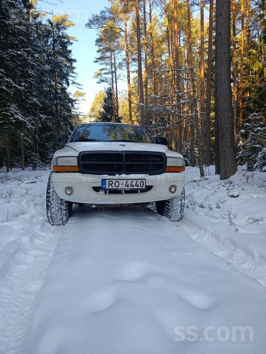 Белый Додж Дюранго 1998 в Тукумс, объемом двигателя 5.20 л и пробегом 350 тыс. км за 5000 €, фото 1 на AUTOMOTO.COM.LV