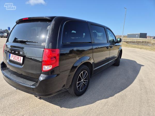 Black Dodge Grand Caravan 2015 in Silute, with an engine capacity of 3.60 L and mileage of 278 thousand km for 7400 €, photo 5 on AUTOMOTO.COM.LV