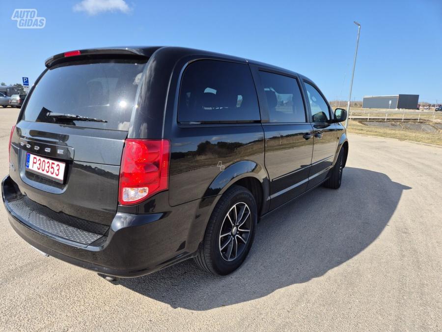 Black Dodge Grand Caravan 2015 in Silute, with an engine capacity of 3.60 L and mileage of 278 thousand km for 7400 €, photo 5 on AUTOMOTO.COM.LV