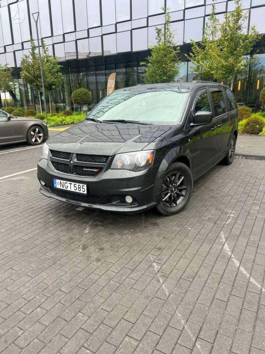 Melns Dodge Grand Caravan 2020 Viļņa, ar dzinēja tilpumu 3.60 L un nobraukumu 52 tūkst. km par 15900 €, foto 1 vietnē AUTOMOTO.COM.LV