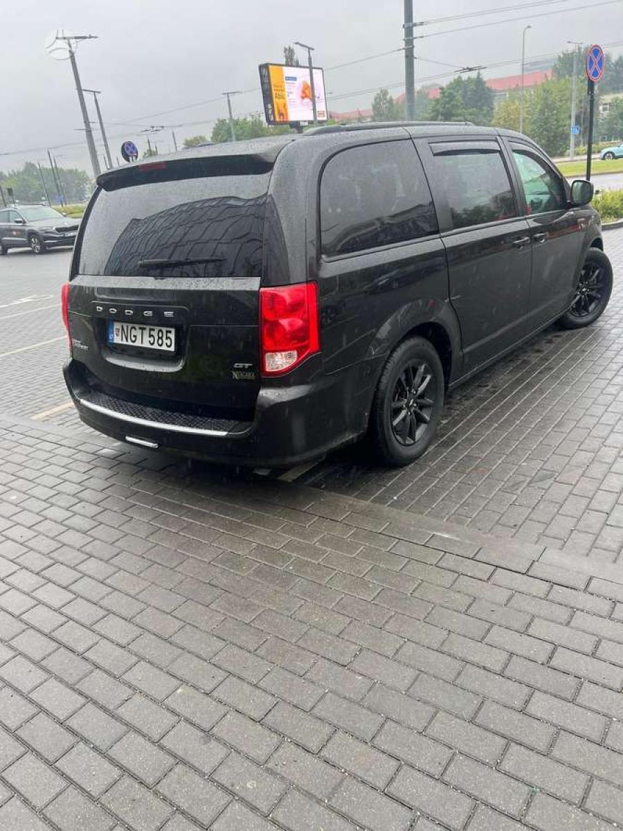 Melns Dodge Grand Caravan 2020 Viļņa, ar dzinēja tilpumu 3.60 L un nobraukumu 52 tūkst. km par 15900 €, foto 4 vietnē AUTOMOTO.COM.LV
