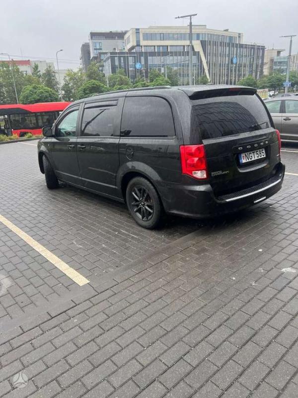 Melns Dodge Grand Caravan 2020 Viļņa, ar dzinēja tilpumu 3.60 L un nobraukumu 52 tūkst. km par 15900 €, foto 4 vietnē AUTOMOTO.COM.LV