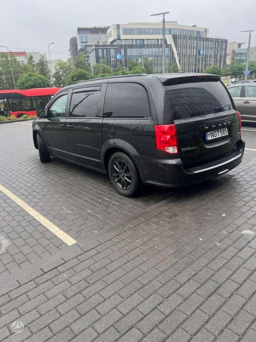 Melns Dodge Grand Caravan 2020 Viļņa, ar dzinēja tilpumu 3.60 L un nobraukumu 52 tūkst. km par 15900 €, foto 5 vietnē AUTOMOTO.COM.LV