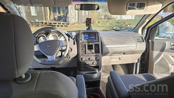 Melns Dodge Grand Caravan 2008 Rīga, ar dzinēja tilpumu 3.80 L un nobraukumu 331 tūkst. km par 2500 €, foto 3 vietnē AUTOMOTO.COM.LV