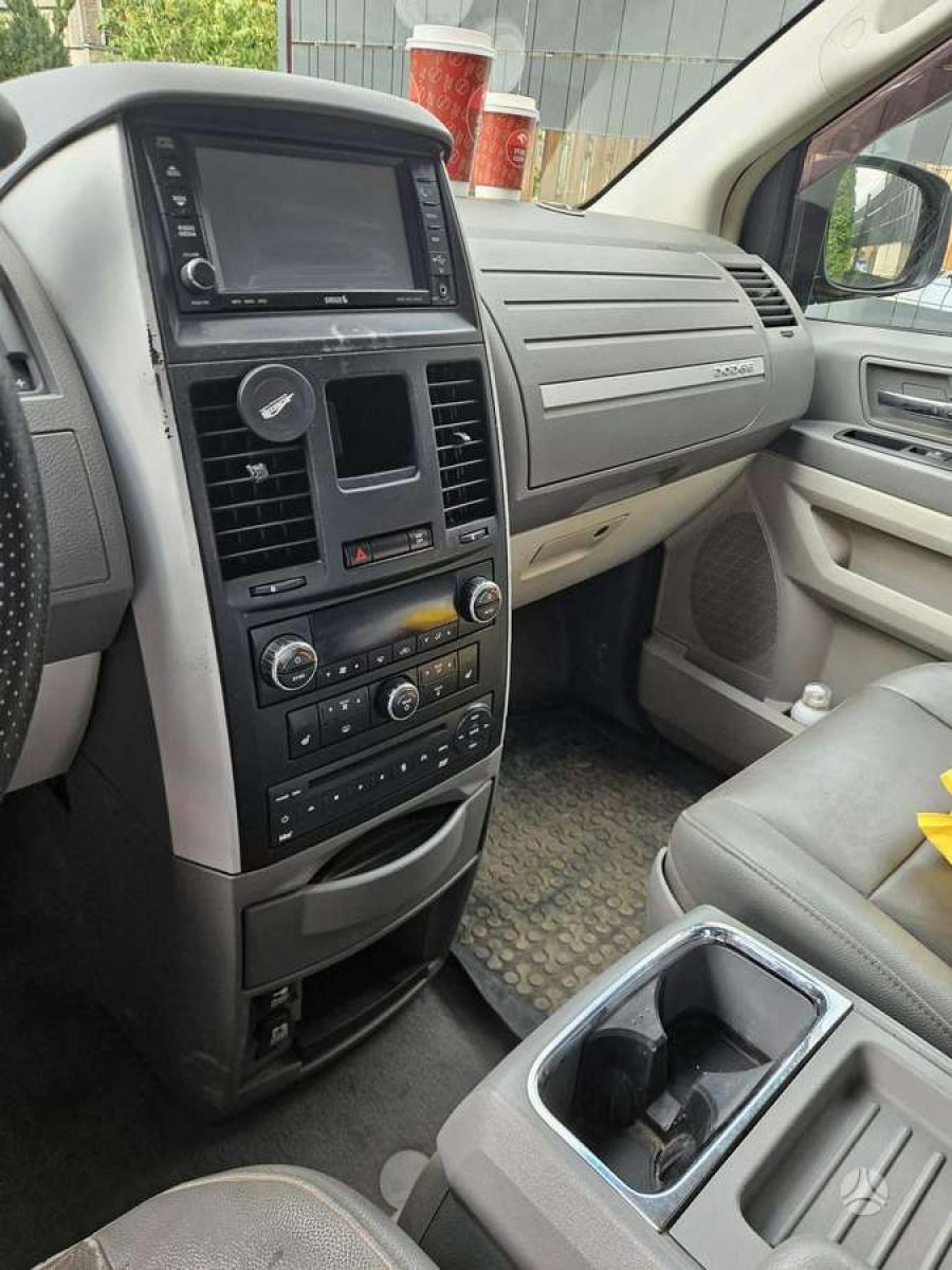 Melns Dodge Grand Caravan 2008 Klaipėda, ar dzinēja tilpumu 3.95 L un nobraukumu 174 tūkst. km par 2700 €, foto 13 vietnē AUTOMOTO.COM.LV