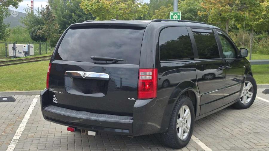 Black Dodge Grand Caravan 2008 in Klaipeda, with an engine capacity of 3.95 L and mileage of 174 thousand km for 2999 €, photo 3 on AUTOMOTO.COM.LV