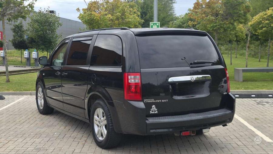 Black Dodge Grand Caravan 2008 in Klaipeda, with an engine capacity of 3.95 L and mileage of 174 thousand km for 2999 €, photo 8 on AUTOMOTO.COM.LV