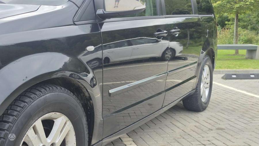 Black Dodge Grand Caravan 2008 in Klaipeda, with an engine capacity of 3.95 L and mileage of 174 thousand km for 2999 €, photo 13 on AUTOMOTO.COM.LV