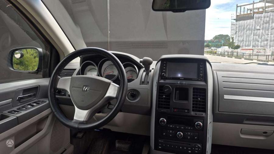 Black Dodge Grand Caravan 2008 in Klaipeda, with an engine capacity of 3.95 L and mileage of 174 thousand km for 2900 €, photo 14 on AUTOMOTO.COM.LV