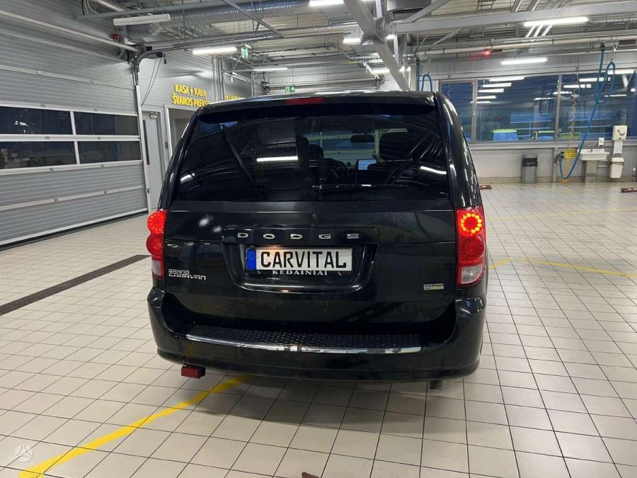 Black Dodge Grand Caravan 2013 in Vilnius, with an engine capacity of 3.60 L and mileage of 289 thousand km for 3499 €, photo 5 on AUTOMOTO.COM.LV
