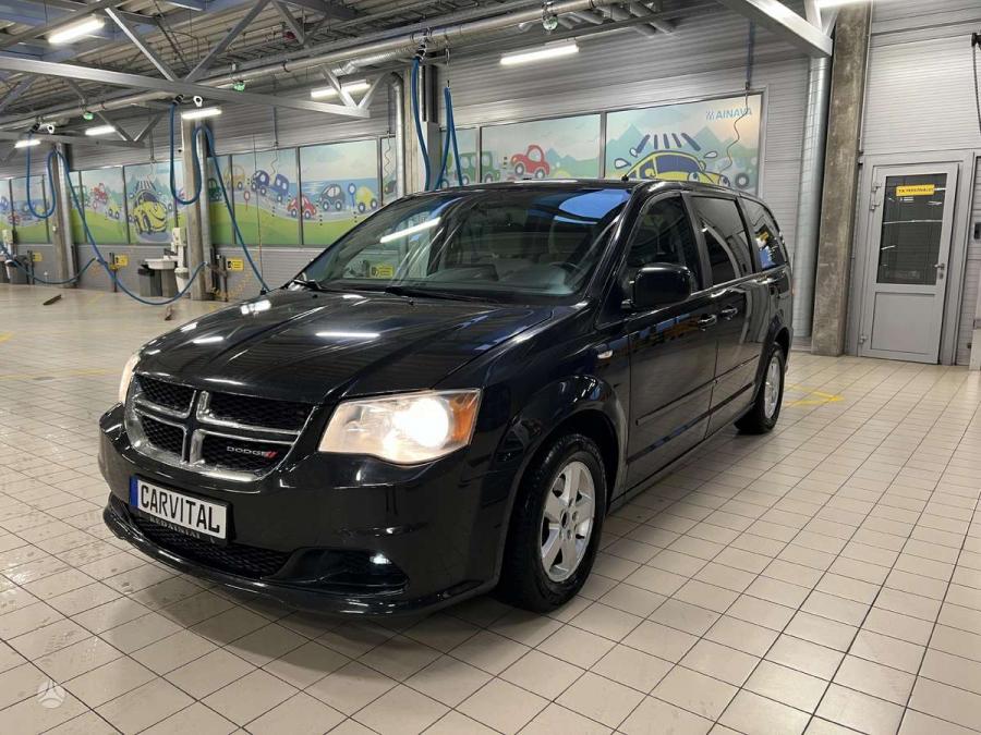 Black Dodge Grand Caravan 2013 in Vilnius, with an engine capacity of 3.60 L and mileage of 289 thousand km for 3499 €, photo 7 on AUTOMOTO.COM.LV