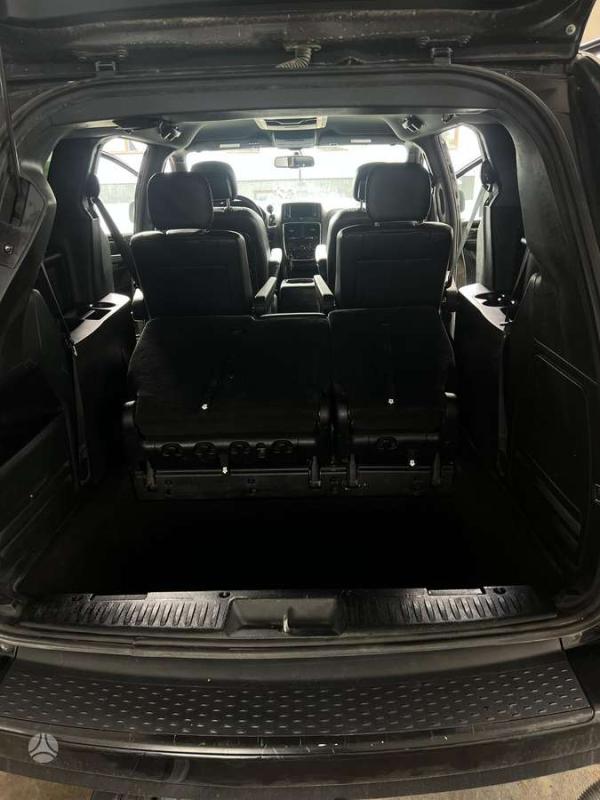 Black Dodge Grand Caravan 2015 in Telschi, with an engine capacity of 3.60 L and mileage of 204 thousand km for 7000 €, photo 3 on AUTOMOTO.COM.LV