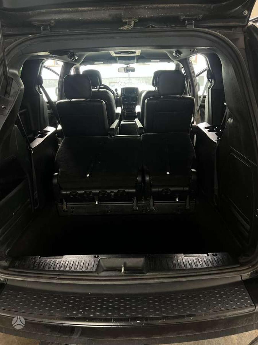 Black Dodge Grand Caravan 2015 in Telschi, with an engine capacity of 3.60 L and mileage of 204 thousand km for 7000 €, photo 4 on AUTOMOTO.COM.LV