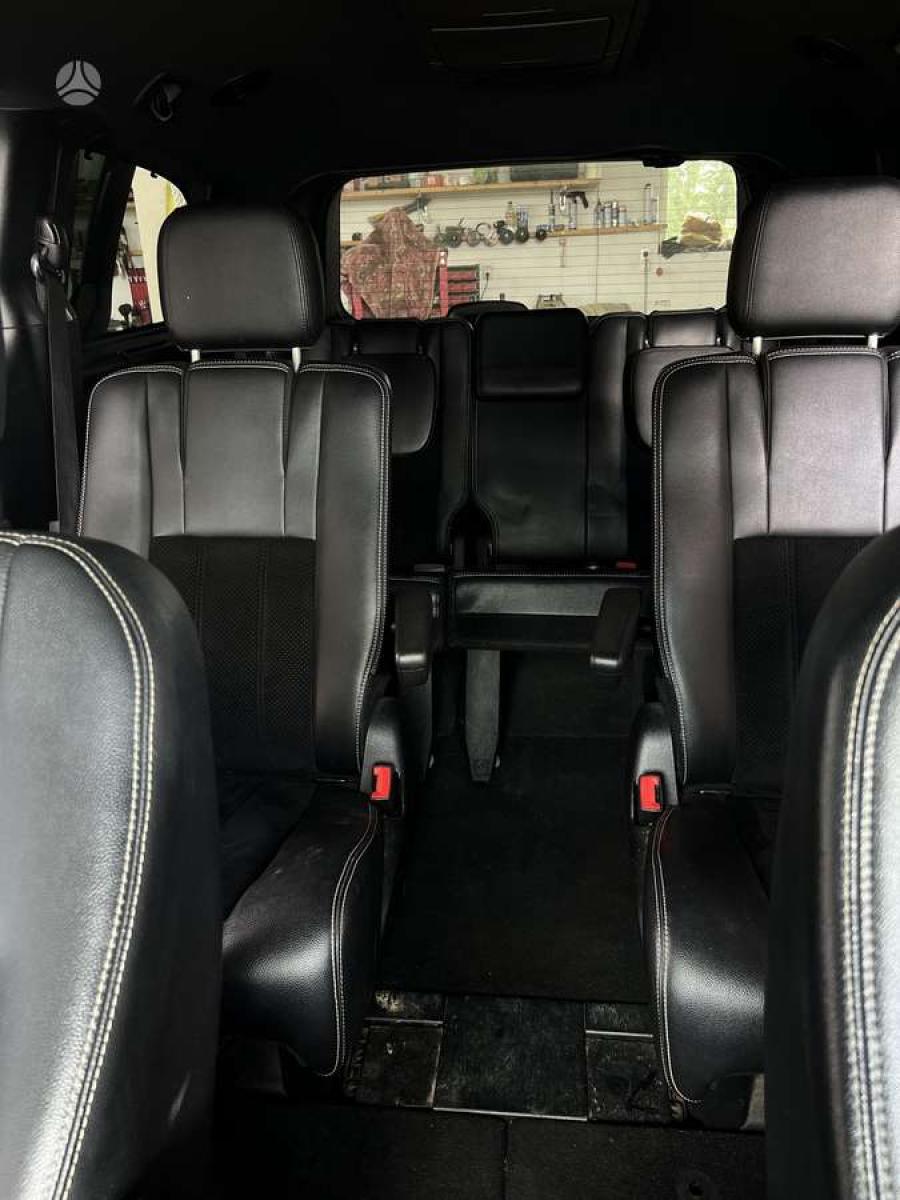 Black Dodge Grand Caravan 2015 in Telschi, with an engine capacity of 3.60 L and mileage of 204 thousand km for 7000 €, photo 7 on AUTOMOTO.COM.LV