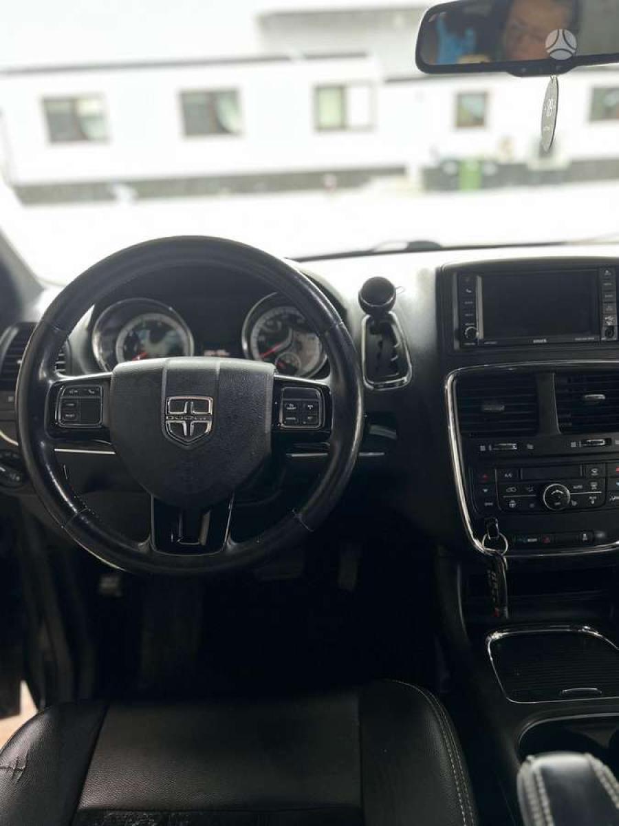 Black Dodge Grand Caravan 2015 in Telschi, with an engine capacity of 3.60 L and mileage of 204 thousand km for 7000 €, photo 8 on AUTOMOTO.COM.LV