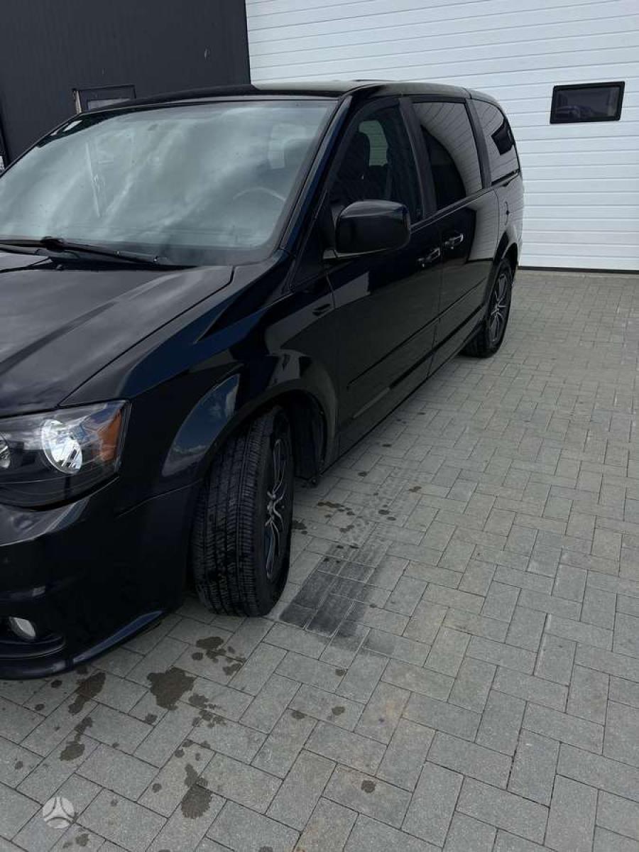Black Dodge Grand Caravan 2015 in Telschi, with an engine capacity of 3.60 L and mileage of 204 thousand km for 7000 €, photo 10 on AUTOMOTO.COM.LV