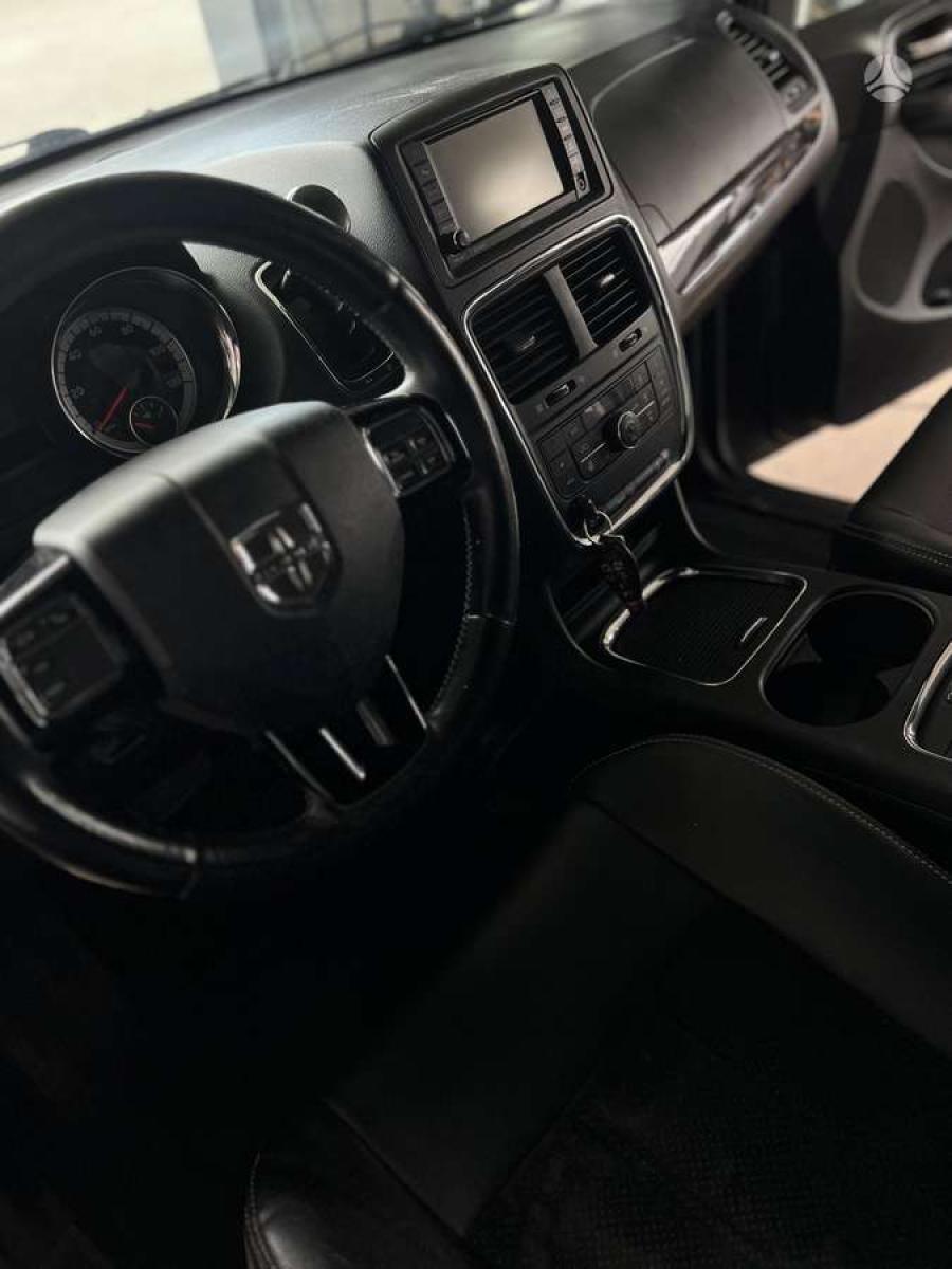 Black Dodge Grand Caravan 2015 in Telschi, with an engine capacity of 3.60 L and mileage of 204 thousand km for 7000 €, photo 11 on AUTOMOTO.COM.LV