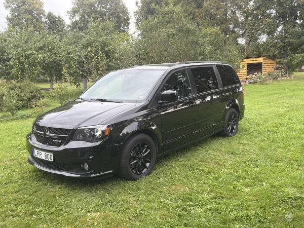 Black Dodge Grand Caravan 2016 in Vilnius, with an engine capacity of 3.60 L and mileage of 190 thousand km for 8950 €, photo 1 on AUTOMOTO.COM.LV