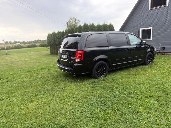 Black Dodge Grand Caravan 2016 in Vilnius, with an engine capacity of 3.60 L and mileage of 190 thousand km for 8950 €, photo 3 on AUTOMOTO.COM.LV