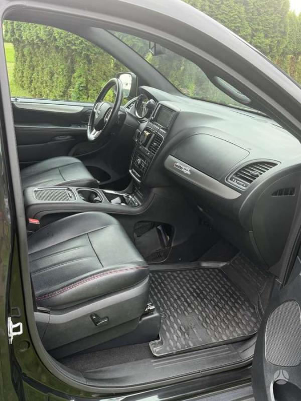 Black Dodge Grand Caravan 2016 in Vilnius, with an engine capacity of 3.60 L and mileage of 190 thousand km for 8950 €, photo 6 on AUTOMOTO.COM.LV