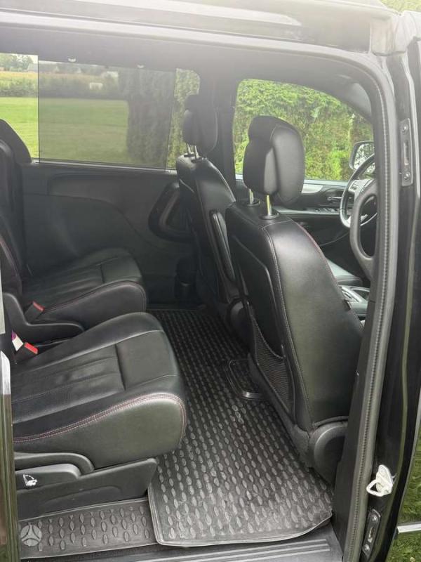 Black Dodge Grand Caravan 2016 in Vilnius, with an engine capacity of 3.60 L and mileage of 190 thousand km for 8950 €, photo 7 on AUTOMOTO.COM.LV