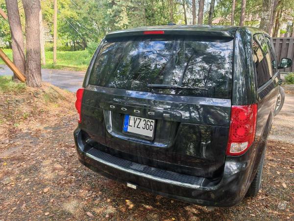 Black Dodge Grand Caravan 2016 in Vilnius, with an engine capacity of 3.61 L and mileage of 253 thousand km for 8400 €, photo 7 on AUTOMOTO.COM.LV