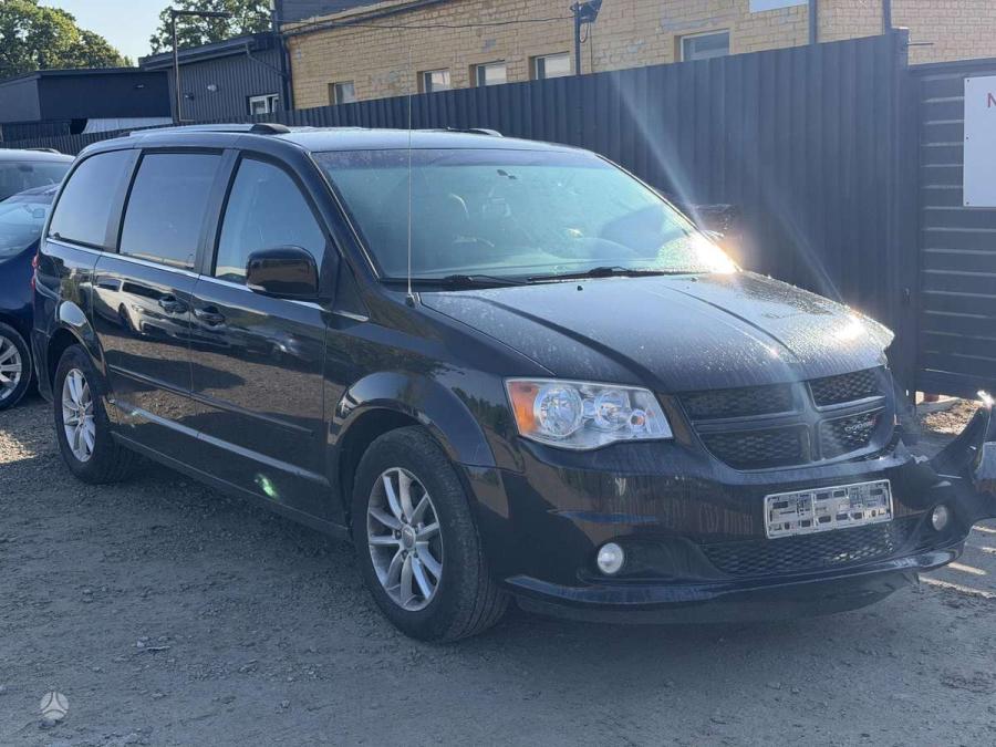 Black Dodge Grand Caravan 2017 in Siauliai, with an engine capacity of 3.60 L and mileage of 91 thousand km for 4300 €, photo 1 on AUTOMOTO.COM.LV