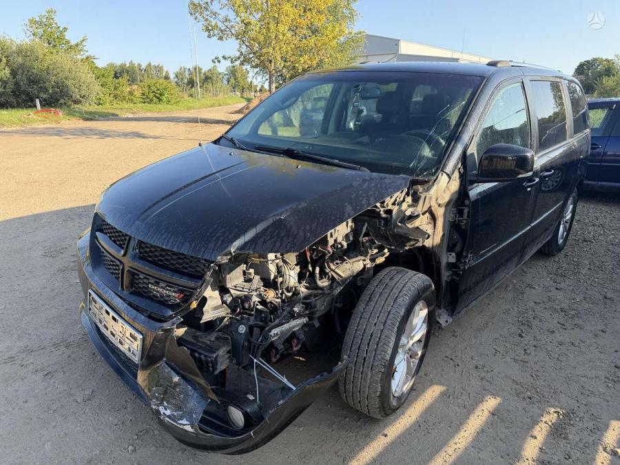 Black Dodge Grand Caravan 2017 in Siauliai, with an engine capacity of 3.60 L and mileage of 91 thousand km for 4300 €, photo 7 on AUTOMOTO.COM.LV