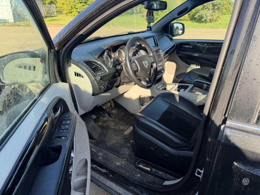 Black Dodge Grand Caravan 2017 in Siauliai, with an engine capacity of 3.60 L and mileage of 91 thousand km for 4300 €, photo 11 on AUTOMOTO.COM.LV