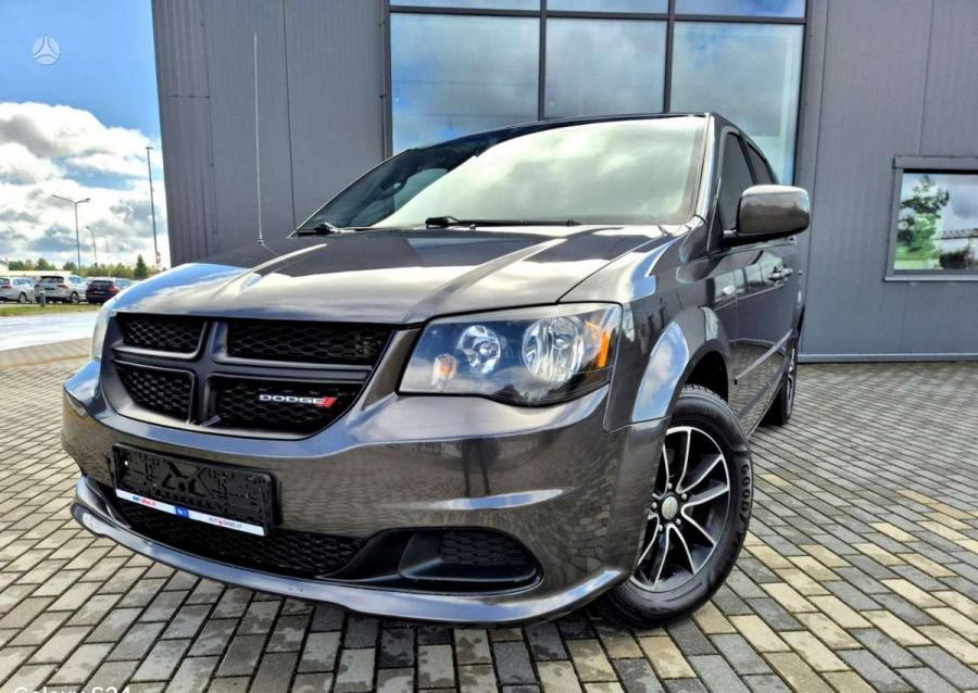 Black Dodge Grand Caravan 2017 in Siauliai, with an engine capacity of 3.60 L and mileage of 235 thousand km for 8900 €, photo 4 on AUTOMOTO.COM.LV