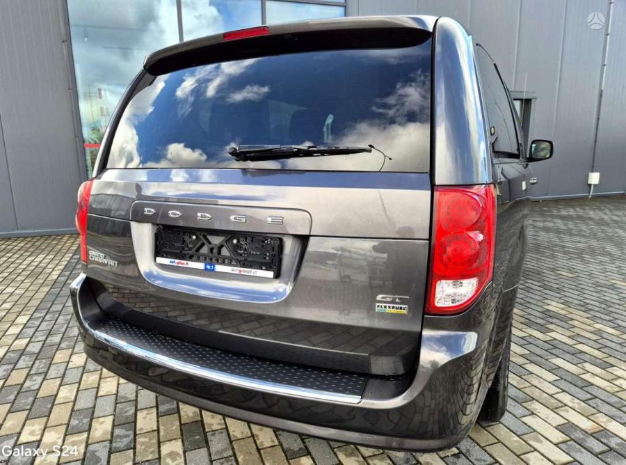 Black Dodge Grand Caravan 2017 in Siauliai, with an engine capacity of 3.60 L and mileage of 235 thousand km for 8900 €, photo 8 on AUTOMOTO.COM.LV