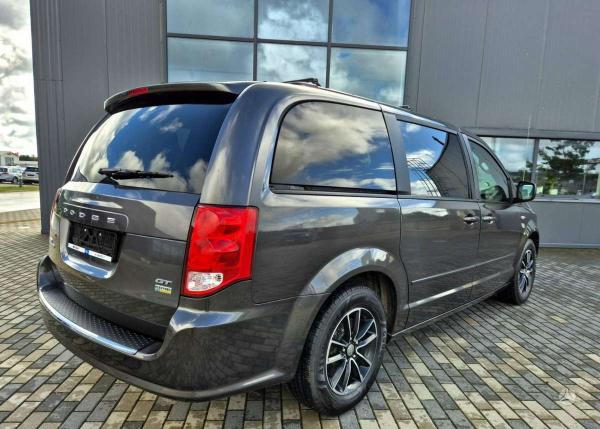 Dodge Grand Caravan 2017 Šauļi vietnē Melns Dodge Grand Caravan 2017 Šauļi, ar dzinēja tilpumu 3.60 L un nobraukumu 235 tūkst. km par 8900 €, foto 9 vietnē AUTOMOTO.COM.LV
