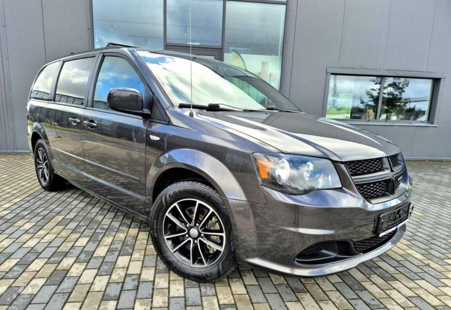 Black Dodge Grand Caravan 2017 in Siauliai, with an engine capacity of 3.60 L and mileage of 235 thousand km for 8900 €, photo 10 on AUTOMOTO.COM.LV
