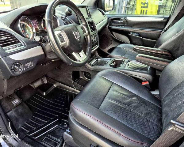 Dodge Grand Caravan 2017 Šauļi vietnē Melns Dodge Grand Caravan 2017 Šauļi, ar dzinēja tilpumu 3.60 L un nobraukumu 235 tūkst. km par 8900 €, foto 11 vietnē AUTOMOTO.COM.LV