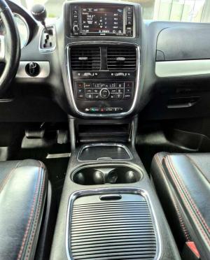 Black Dodge Grand Caravan 2017 in Siauliai, with an engine capacity of 3.60 L and mileage of 235 thousand km for 8900 €, photo 13 on AUTOMOTO.COM.LV