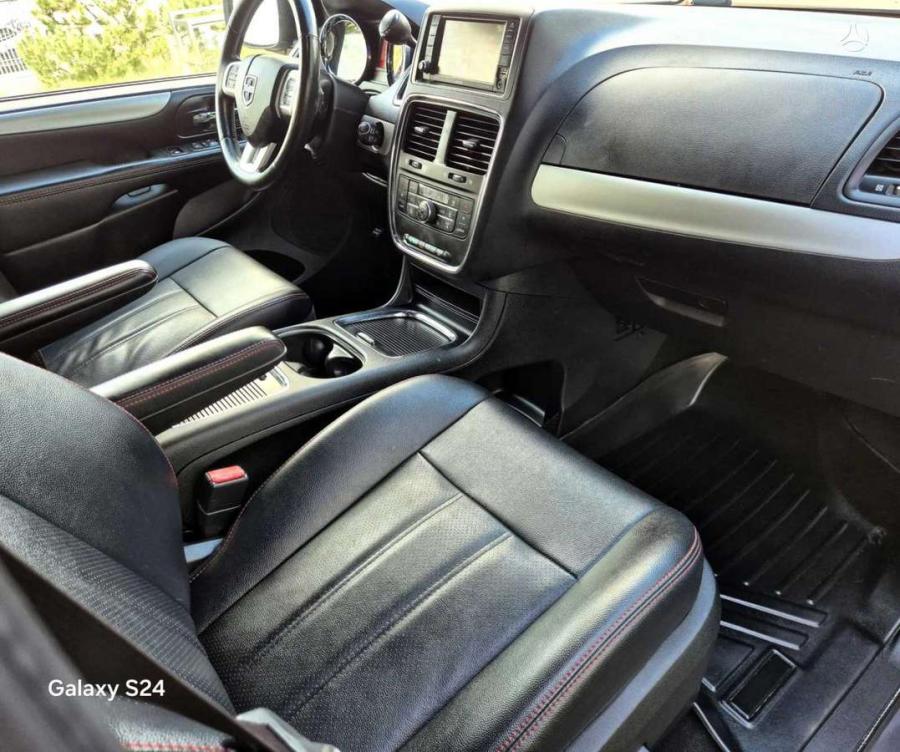 Black Dodge Grand Caravan 2017 in Siauliai, with an engine capacity of 3.60 L and mileage of 235 thousand km for 8900 €, photo 19 on AUTOMOTO.COM.LV
