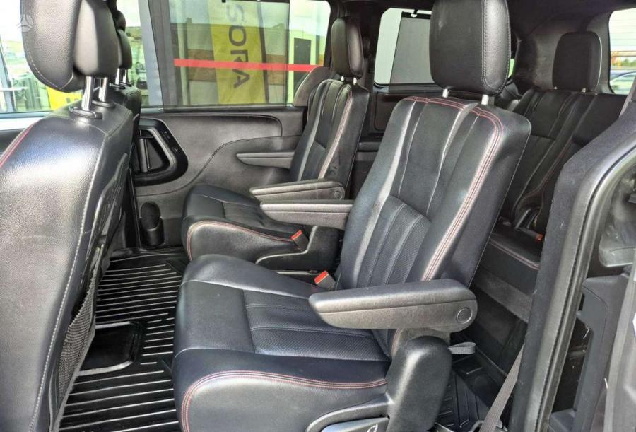Black Dodge Grand Caravan 2017 in Siauliai, with an engine capacity of 3.60 L and mileage of 235 thousand km for 8900 €, photo 20 on AUTOMOTO.COM.LV