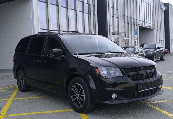 Черный Додж Гранд Караван 2018 в Вильнюс, объемом двигателя 3.60 л и пробегом 195 тыс. км за 11000 €, фото 3 на AUTOMOTO.COM.LV