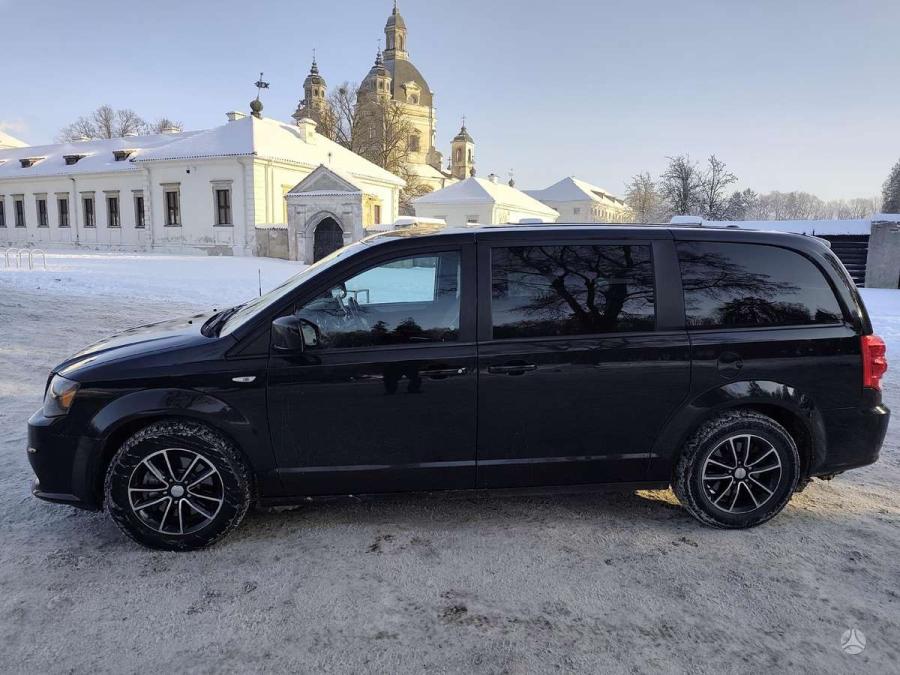 Black Dodge Grand Caravan 2019 in Kaunas, with an engine capacity of 3.60 L and mileage of 283 thousand km for 11500 €, photo 1 on AUTOMOTO.COM.LV