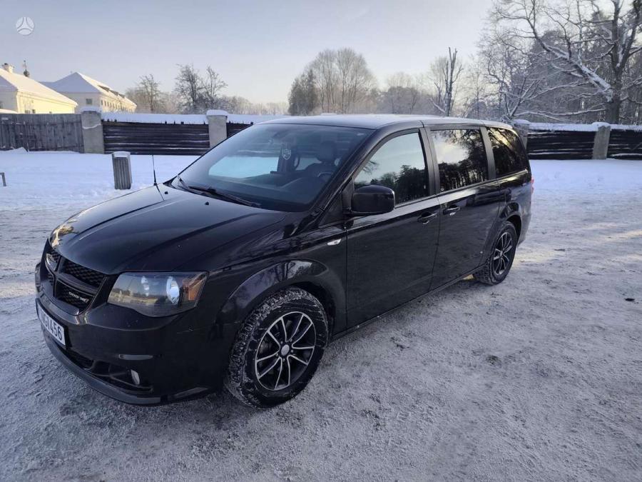 Black Dodge Grand Caravan 2019 in Kaunas, with an engine capacity of 3.60 L and mileage of 283 thousand km for 11500 €, photo 2 on AUTOMOTO.COM.LV