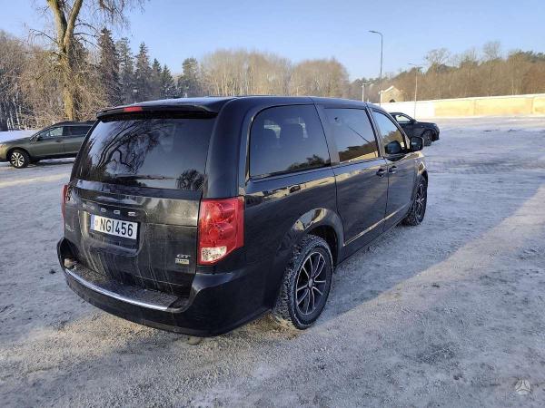 Black Dodge Grand Caravan 2019 in Kaunas, with an engine capacity of 3.60 L and mileage of 283 thousand km for 11500 €, photo 4 on AUTOMOTO.COM.LV