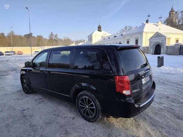 Black Dodge Grand Caravan 2019 in Kaunas, with an engine capacity of 3.60 L and mileage of 283 thousand km for 11500 €, photo 5 on AUTOMOTO.COM.LV