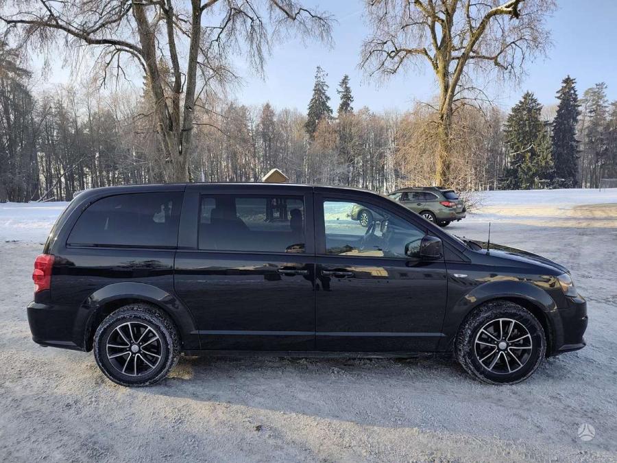 Black Dodge Grand Caravan 2019 in Kaunas, with an engine capacity of 3.60 L and mileage of 283 thousand km for 11500 €, photo 8 on AUTOMOTO.COM.LV