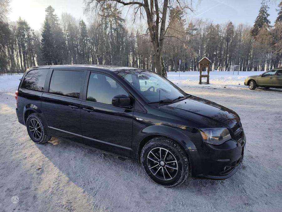 Black Dodge Grand Caravan 2019 in Kaunas, with an engine capacity of 3.60 L and mileage of 283 thousand km for 11500 €, photo 9 on AUTOMOTO.COM.LV