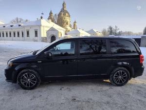 Melns Dodge Grand Caravan 2019 Kauņa, ar dzinēja tilpumu 3.60 L un nobraukumu 283 tūkst. km par 11500 €, foto  vietnē AUTOMOTO.COM.LV