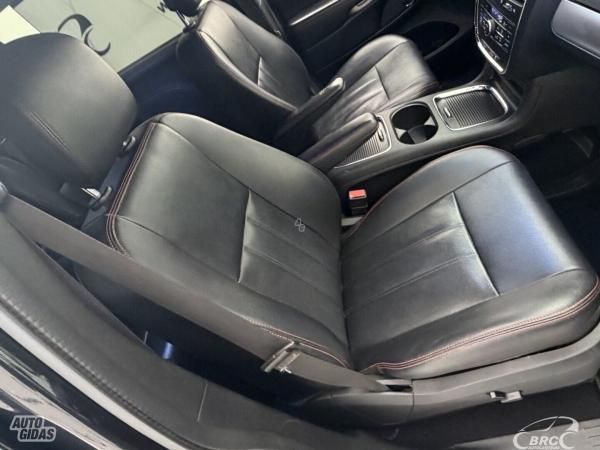 Black Dodge Grand Caravan 2019 in Avizieniai, with an engine capacity of 3.60 L and mileage of 151 thousand km for 11100 €, photo 5 on AUTOMOTO.COM.LV