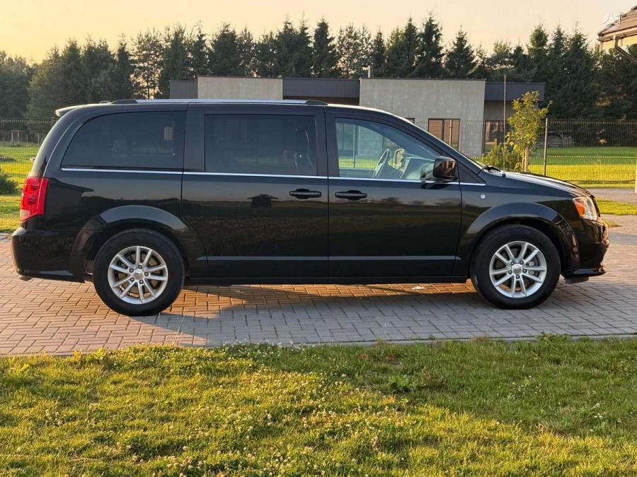 Melns Dodge Grand Caravan 2019 Palanga, ar dzinēja tilpumu 3.60 L un nobraukumu 166 tūkst. km par 9900 €, foto 5 vietnē AUTOMOTO.COM.LV