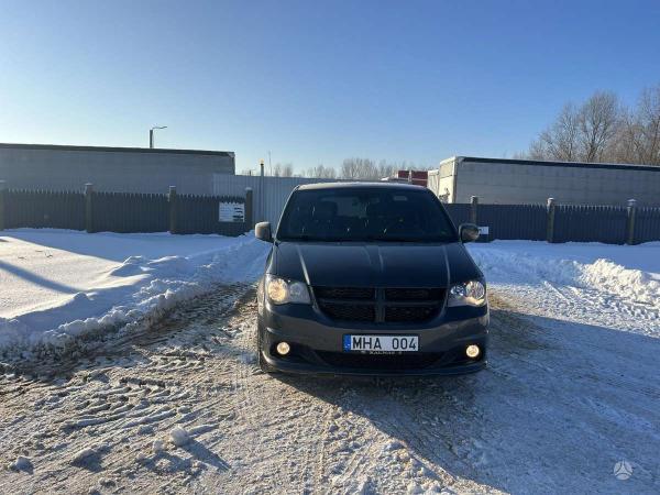 Black Dodge Grand Caravan 2020 in Kaunas, with an engine capacity of 3.60 L and mileage of 75 thousand km for 12700 €, photo 1 on AUTOMOTO.COM.LV
